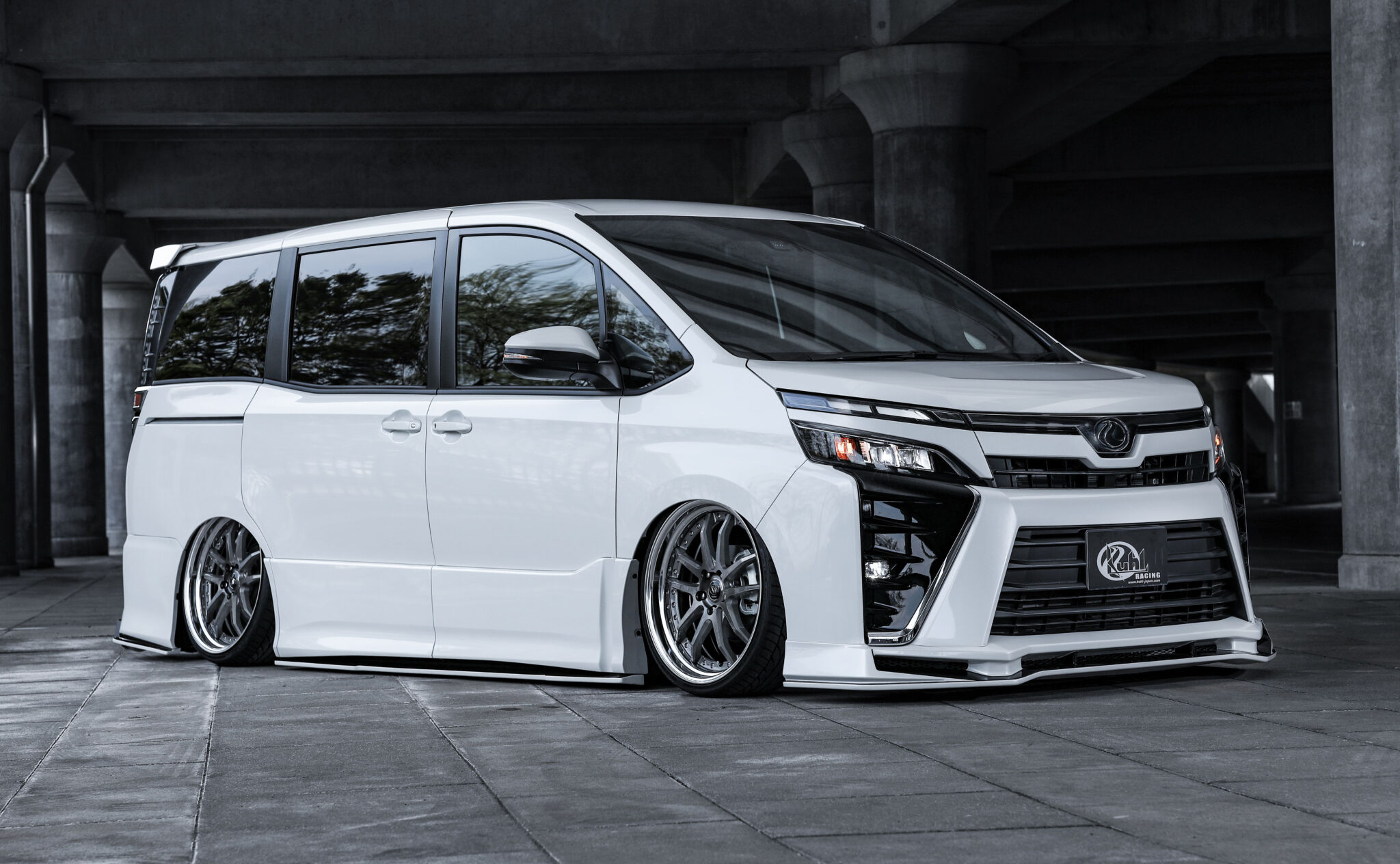 80ヴォクシーコンプリートカー&エアロパーツ | KUHL(クール)