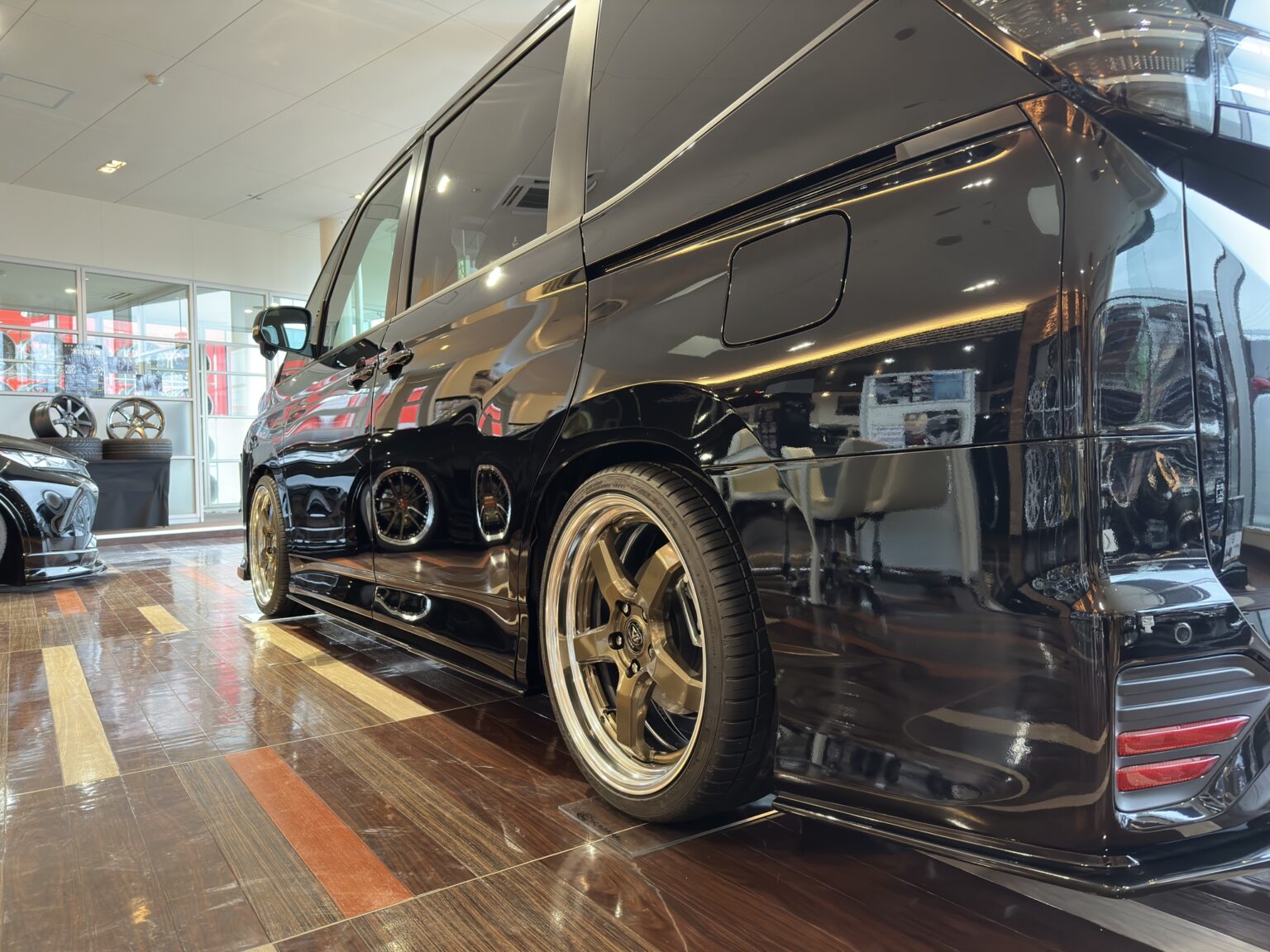 店内デモカー90VOXYに変化が…！新作ホイール「DDR01」装着 ｜ KUHL(クール)