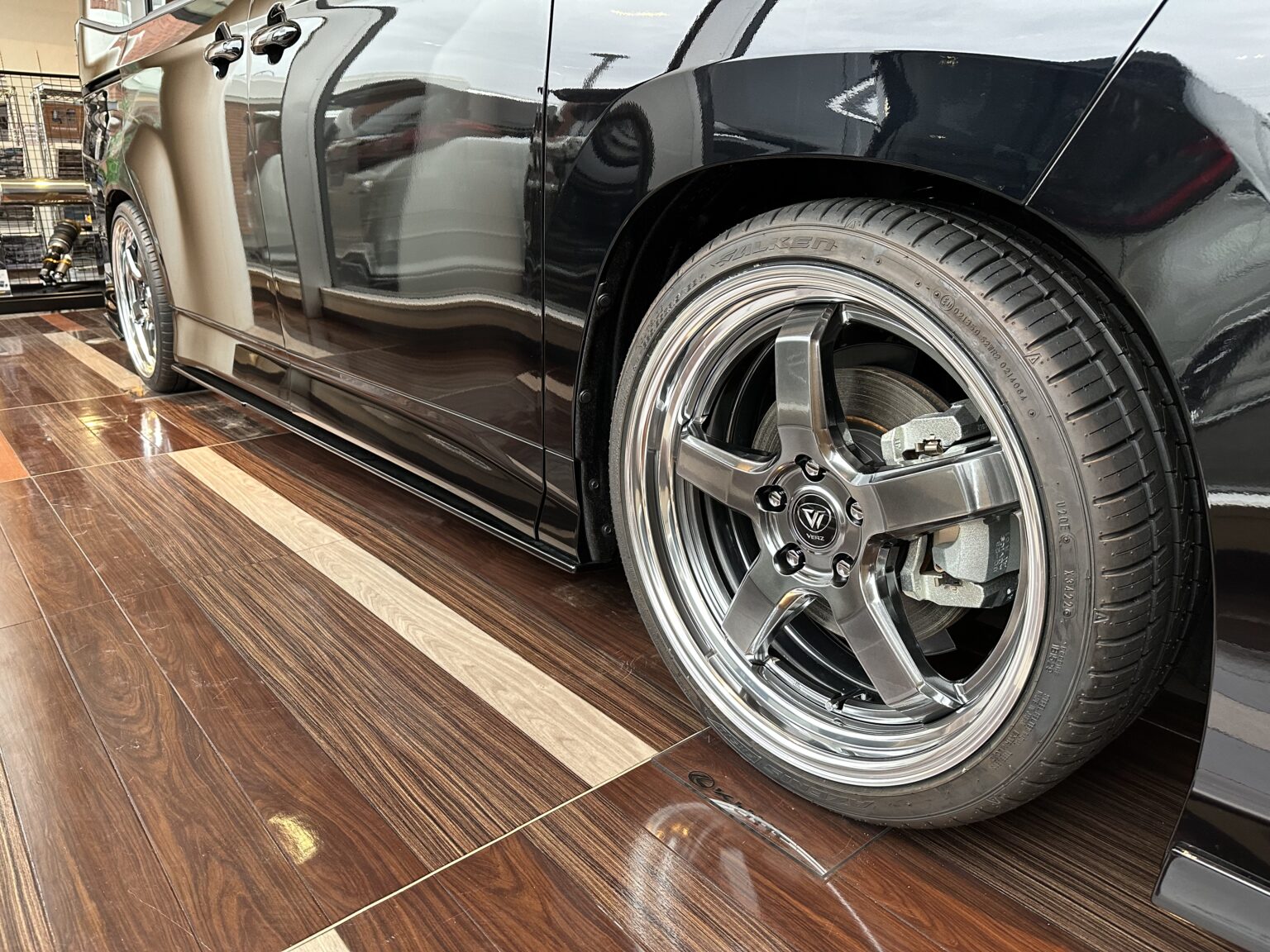 店内デモカー90VOXYに変化が…！新作ホイール「DDR01」装着 ｜ KUHL(クール)