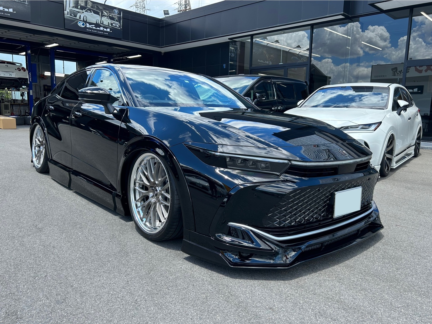 【祝☆ご納車】KUHL第1号車！新型クラウンクロスオーバー エアサス セダンルックの登場です！ ～ KUHL ハーフエアロ エアサス VERZ 21インチ 日本初？フルエアロ 公認 シャコタン ...