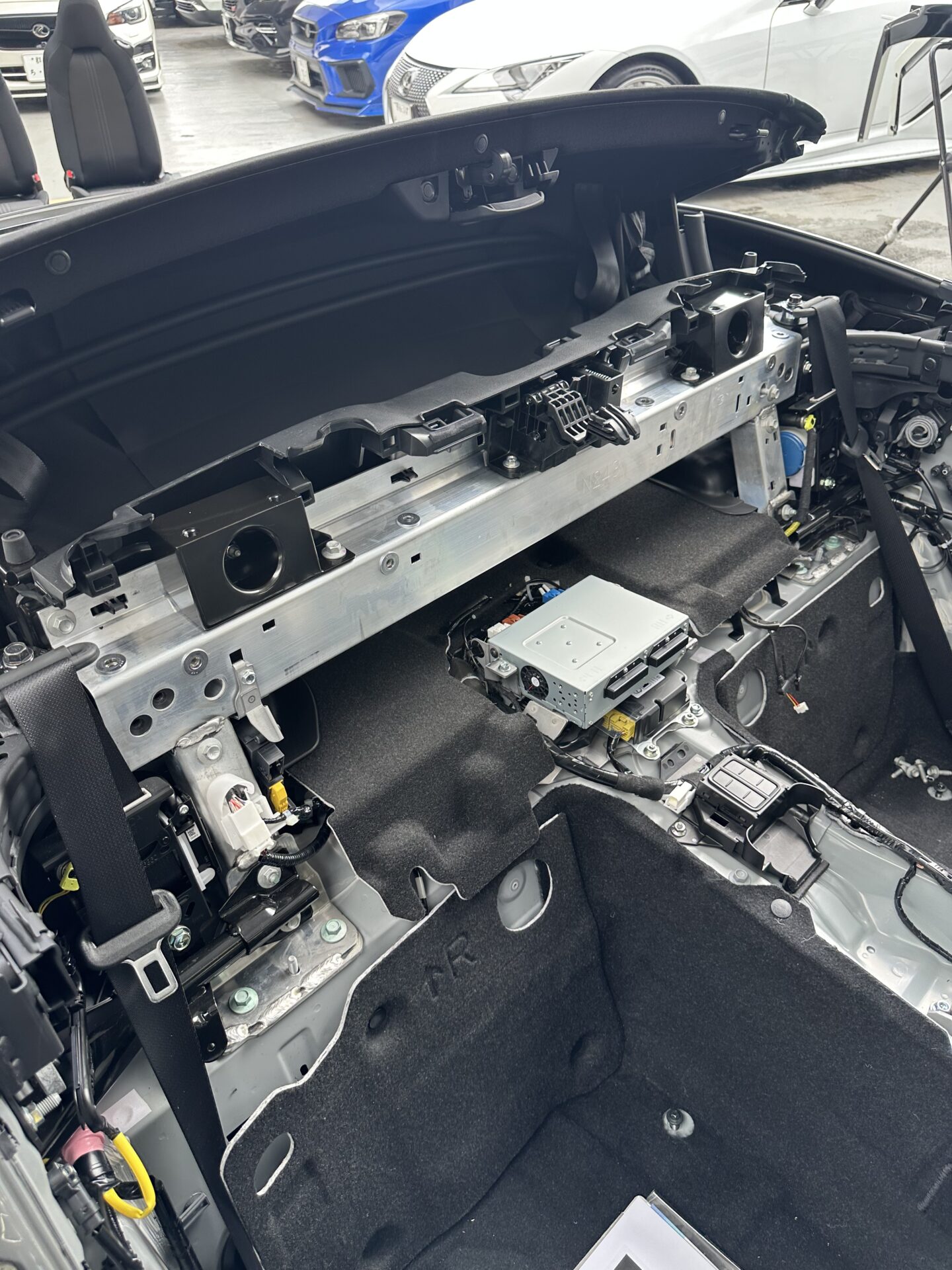 【メカブログ】NDロードスターにロールバー、フルバケ、4点式シートベルトの取り付けを行いました！ ｜ KUHL(クール)